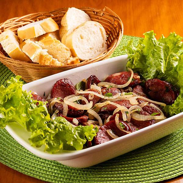 Porção de Linguiça Calabresa Acebolada | Dellizzia Restaurante